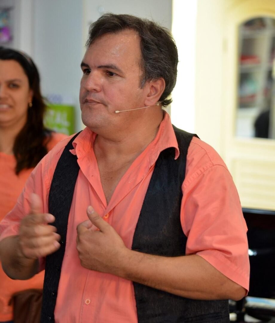 Ator e diretor de teatro Adonias Garcia, aos 54 anos - Barretos e Região Ator e diretor de teatro Adonias Garcia, aos 54 anos - Barretos e Região