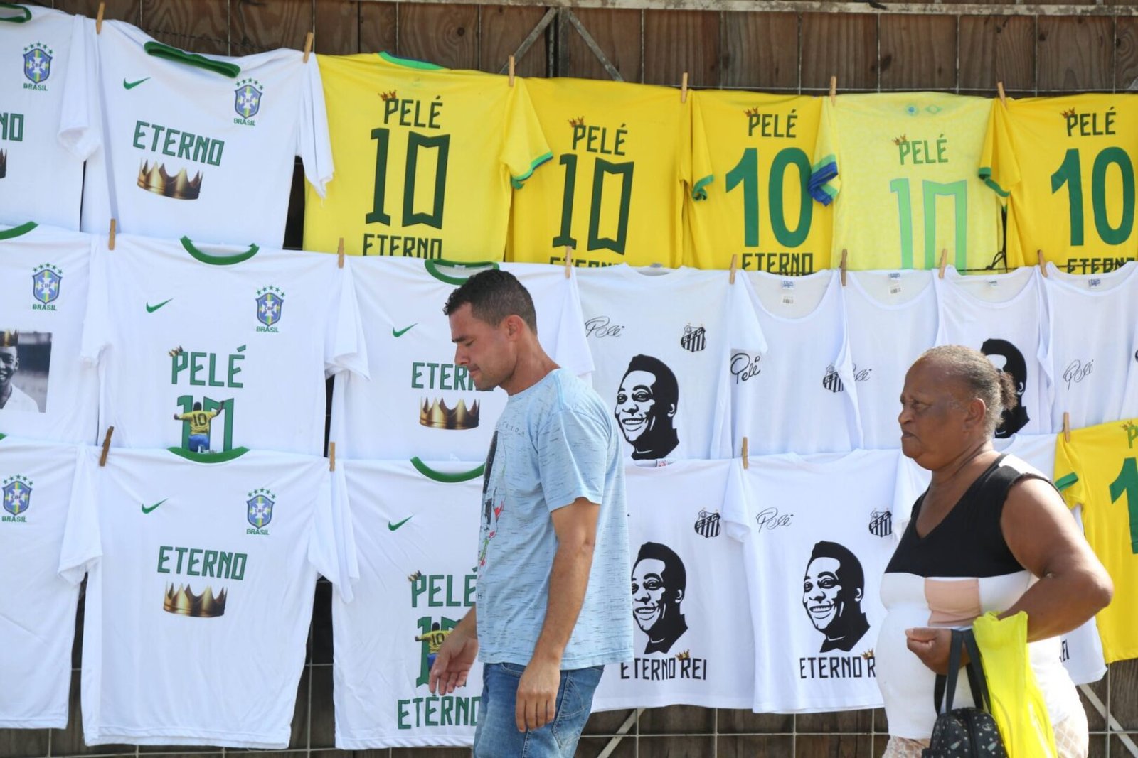 Autoridades, fãs, amigos e familiares se despedem de Pelé em Santos ... Autoridades, fãs, amigos e familiares se despedem de Pelé em Santos ...